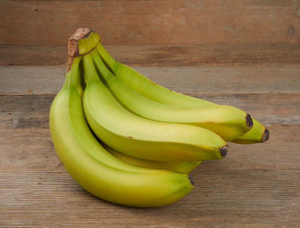 Bio Bananen, grün von Horizontes Organicos liefern lassen