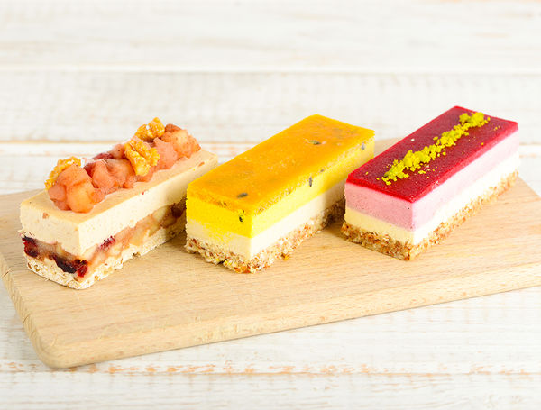 Mixed Box mit Raw Cakes vegan, 300g von Lola's liefern lassen