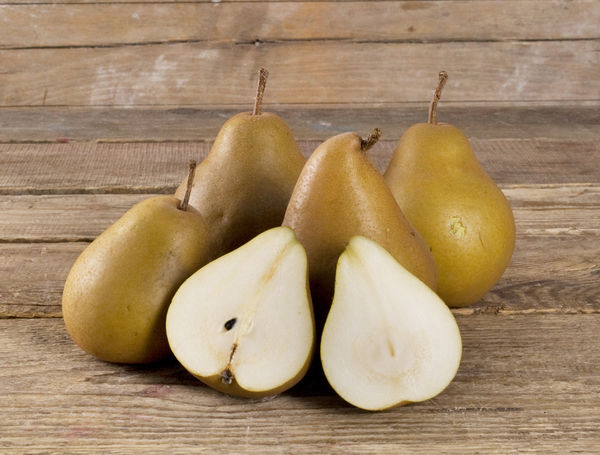Organic Seasonal pear delivered by Domaine de Roveray