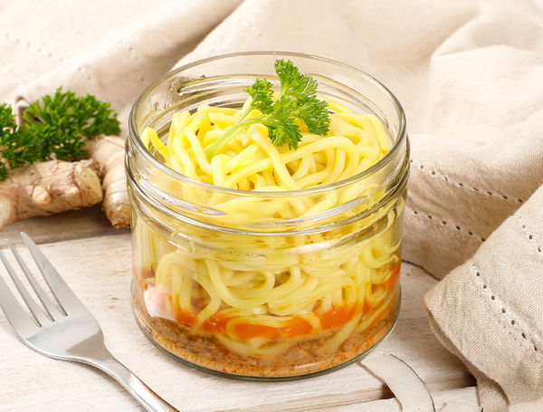 Ramen Nudeln mit Rindfleisch von Nosh-Pots liefern lassen