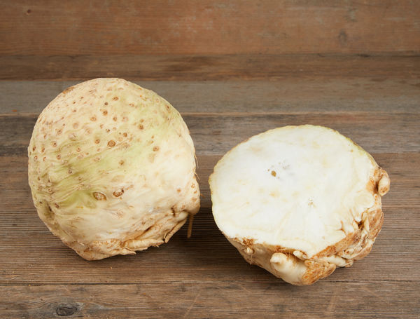 Sellerie-Knollen gewaschen von Reust bequem liefern lassen