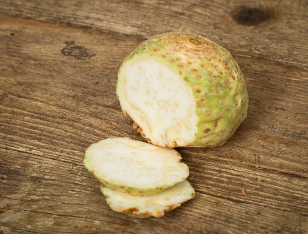 Bio Sellerie-Knollen, gewaschen von BioLand liefern lassen